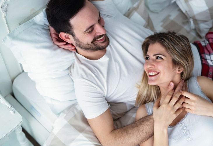 Kobiecy orgazm – jak wygląda i ile trwa? Rodzaje orgazmów